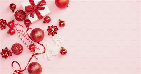 파스텔 핑크 배경에 선물 상자와 빨간색 장식이 있는 우아한 크리스마스 구성 플랫 레이 평면도 크리스마스 인사말 카드 디자인 사진 Unsplash의 핑크 크리스마스 이미지