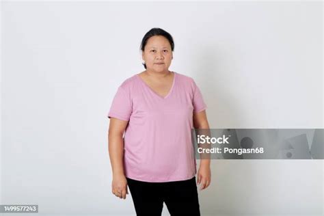 아름다운 아시아 플러스 사이즈 여성은 긍정적인 감정으로 미소를 짓고 행복하고 과체중임을 자랑스럽게 생각합니다 복사 공간이 있는