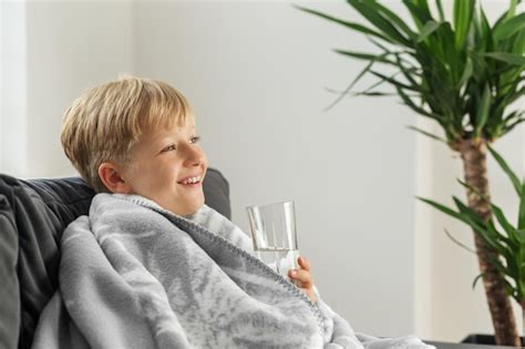 Garçon Préadolescent Malade Avec Une Forte Fièvre Et Un Mal De Gorge Et