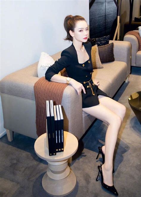 戚薇越來越大膽，穿西裝裙短到大腿根，這漫畫腿真實存在嗎？ 每日頭條