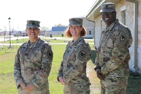 Usarc Public Affairs Leadership Visit Deploying Soldiers Article