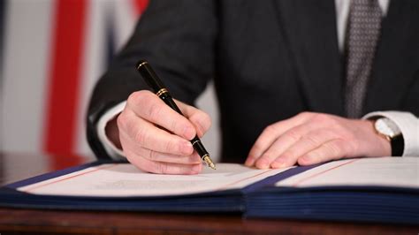 Brexit Deal Receives Royal Assent At Midnight Just Hours Before Coming