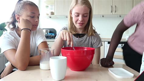 Vi Bager En Kage Uden Opskrift Only Kitchen Youtube