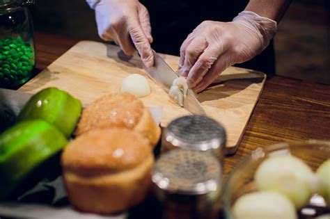 요리사의 손에 칼 나무 보드에 양파를 절단 요리 준비 건강 한 식습관과 라이프 스타일 건강한 식생활에 대한 스톡 사진 및 기타 이미지 건강한 식생활 단면도 레스토랑