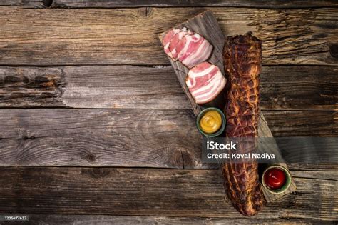 베이컨은 알더 연기로 훈제 전통적으로 훈제 고기 텍스트 배너 메뉴 레시피 장소 맨 위 보기 베이컨에 대한 스톡 사진 및 기타