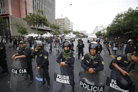 Protestas en Lima Así fue el enfrentamientos entre manifestantes y la PNP que dejó un fallecido