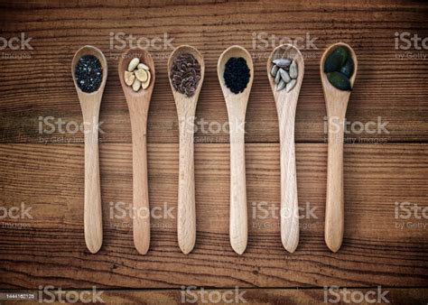 나무 배경에 숟가락에 유기농 씨앗 세트 건강한 천연 식품 및 영양 개념 0명에 대한 스톡 사진 및 기타 이미지 0명 개념