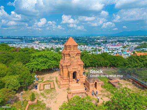 Po Sah Inu는 베트남 Binh Thuan Province의 Phan Thiet City에있는 Champa 사원 타워입니다