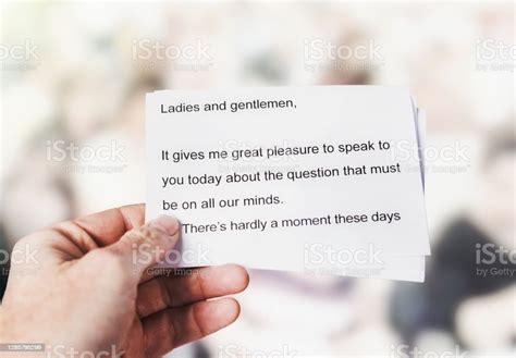 청중 앞에서 연설을 하기 위해 메모를 들고 있는 남자의 손 개념에 대한 스톡 사진 및 기타 이미지 개념 남성 남자 Istock