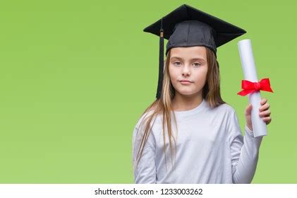 121 imágenes de Kid girl wearing graduation cap holding certificate