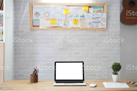 본사에 회의 위원회 백색 벽돌 벽과 나무 테이블에 컴퓨터와 세련 된 작업 영역 가정의 방에 대한 스톡 사진 및 기타 이미지