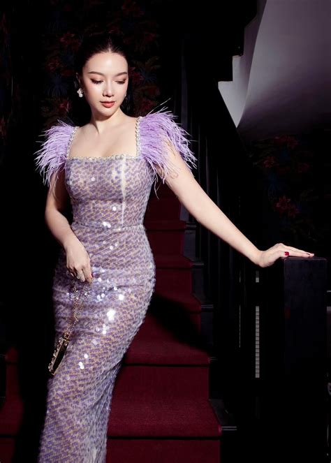 Trương Ngọc Ánh Làm Gì Giữa Lúc Bạn Trai Bị Lộ Hình Chụp Với Giấy Nợ