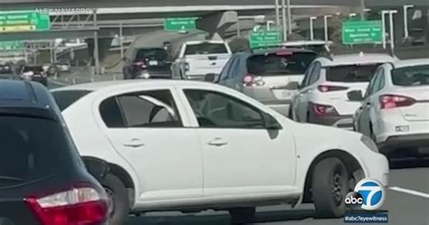 أمريكية عارية تتجول بالمسدس وتطلق النار عشوائيًا على السيارات البوابة