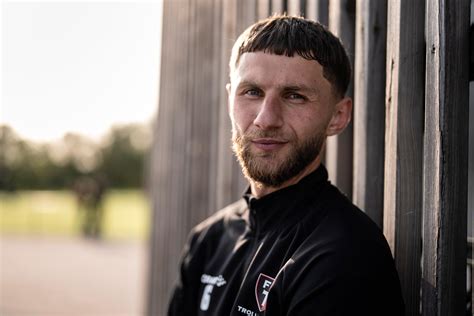 Alibek Aliev Fc Trollhättans Succéspelare Vill Stanna