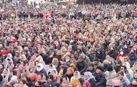 હાડ થીજવતી ઠંડી વચ્ચે લદાખમાં સેંકડો લોકો રસ્તા પર પૂર્ણ રાજ્યના દરજ્જા સહિત ચાર માંગ Ladakh