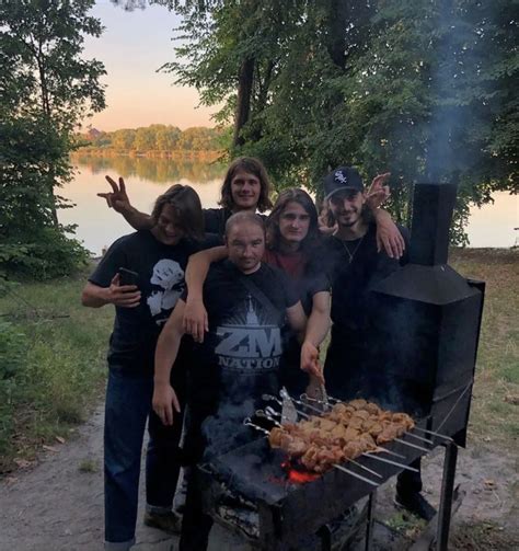 Pin By Gwen Nik On Natusya People Poses Where Is My Mind Optimus