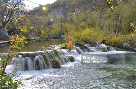 Plitvice 호수 국립 공원 크로아티아의 가장 인기 있는 관광 명소 국립 공원 거짓말의 16 개 호수 폭포 워크 웨이 및 연못의 일련에 의해 상호 연결의 아름다움