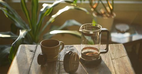 고요한 국내 설정 김이 나는 느린 아침 단순한 도자기 컵 따뜻한 음료 뜨거운 물 루틴 마시는 것 목조 테이블