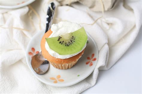 버터 크림을 곁들인 키위 컵케이크 토핑과 과자 또는 컵 케이크 생일 과자 디저트 파이 페이스트리 베이커리 또는 제과점 생산 0명에 대한 스톡 사진 및 기타 이미지 Istock