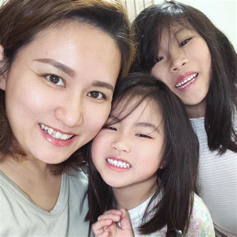 昨天晚上先生出門與朋友聚會 而我則在家帶著兩個孩子 我們一起去逛夜市買愛吃的東西做為宵夜 每一次我和孩子我們三人總能有好的停車位 反觀如果與先生一起去 次大概只有 次會停到好位置 下車後