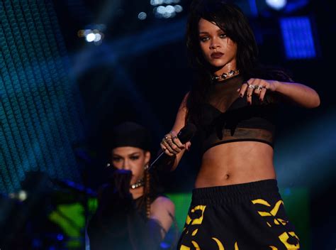 Rihanna Exibe Silhueta Sequinha Em Primeiro Show Eminem Quem