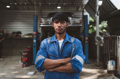 전문 자동차 정비사 수리 및 서비스 고객 서비스는 차고에서 자동차에 대한 작업을 수행합니다 자동차 자동차 개념 남성에 대한 스톡 사진 및 기타 이미지 Istock