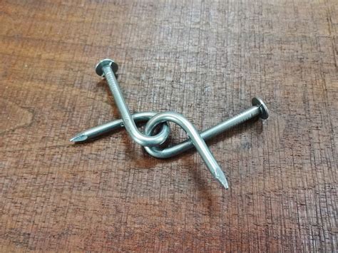 Как сделать головоломку 2 гвоздя из проволоки своими руками