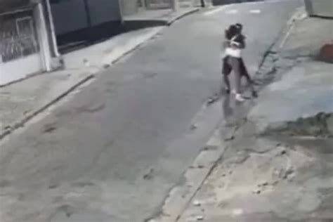 Só em Ilhéus Vídeo veja o momento em que homem dá mata leão para