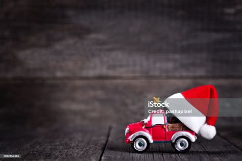 나무 소박한 배경에 새해 전나무 나무와 빨간 산타 클로스 모자와 자동차의 장난감 산타 클로스에 대한 스톡 사진 및 기타 이미지 산타 클로스 완구류 차 Istock