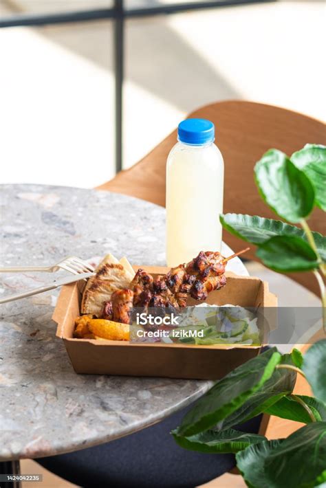 패스트 푸드 배달 그리스 Souvlaki 샐러드 및 자이로 는 테이블에 재활용 가능한 종이 접시로 제공되는 패스트 푸드