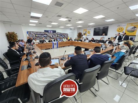 שיתפו בסיפור יקיריהם מועצת העיר אירחה במליאה משפחות חטופים ומשפחות