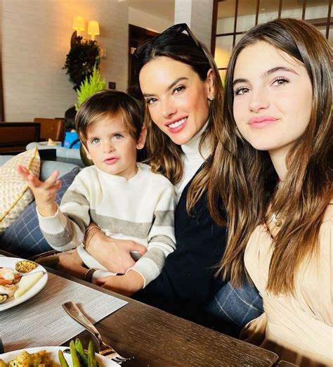 Alessandra Ambrosio Posa A Filha Anja Que Impressiona Grande E