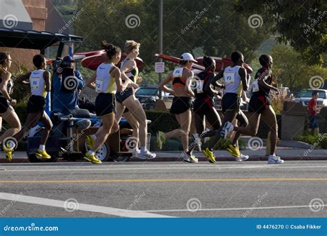Donne Di Maratona Della LA Pro Immagine Editoriale Immagine Di Vernice Tatiana