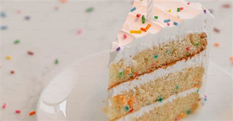 접시에 촛불이 켜진 케이크 한 조각 사진 Unsplash의 생일 축하 카드 이미지