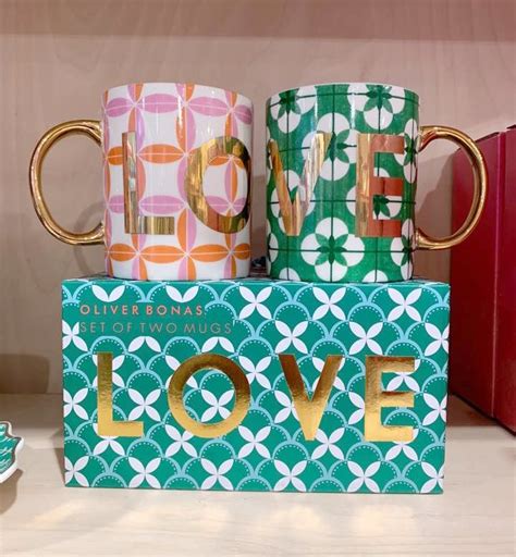 프롬영국 골드 러브 커플 머그잔 지오매트릭 패턴에 샤이닝한 골드로 Love글씨가 눈에띄는 커플 머그잔세트예요 제품은 뉴본차이나 제품으로 머그잔 세트구성