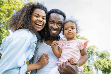 Schöne Glückliche Afrikanische Amerikanische Familie Die Sich Im Park