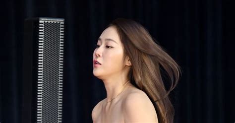 [사진]소유 아찔한 오프숄더 드레스
