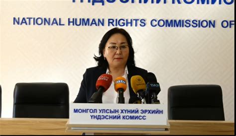 Хүний эрх хамгаалагчдын эрх зөрчигдөж байна