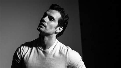 Скачать обои портрет футболка актер черно белое Henry Cavill Генри