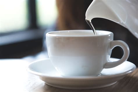 주전자를 들고와 나무 테이블에 흰색 컵에 차를 붓는 사람의 근접 촬영 이미지 갈색에 대한 스톡 사진 및 기타 이미지 갈색 개념 개념과 주제 Istock