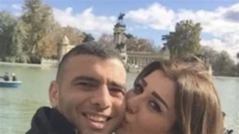 مجوهرات وفستان لافت زوجة عماد متعب بإطلالة أنيقة شاهد