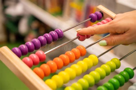 Cerrar El Cálculo De La Mano Hembra Con Bolas En El Abacus De Arco Iris