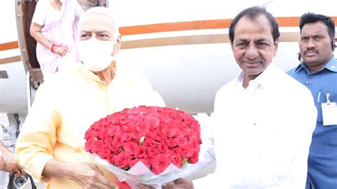 Presidential Candidate Yashwanth Sinha Received By Cm Kcr In Hyderabad