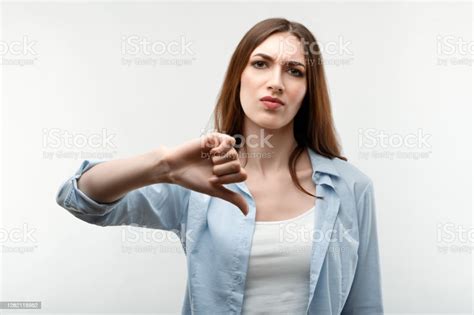 긴 밤 머리를 가진 예쁜 젊은 여자는 엄지 손가락을 보여주고있다 싫어하는 것과는 달리 실패 제스처 개념 20 24세에 대한 스톡