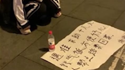 女子穿校服披头散发街头乞讨，男子上前劝解发现是“大妈”七环视频澎湃新闻 The Paper