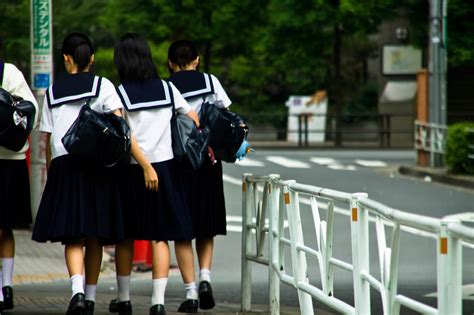 下校中の女子中学生ぱくたそフリー素材