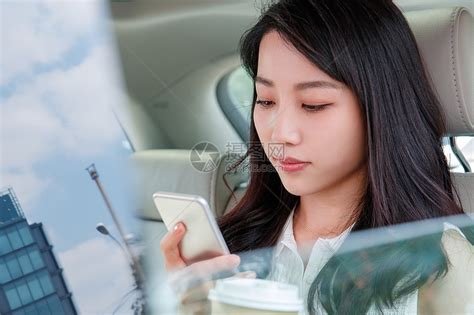 汽车内使用手机的商务女高清图片下载 正版图片507609884 摄图网