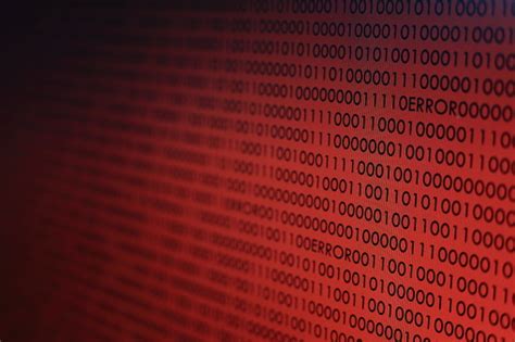 빨간 이진 코드입니다 컴퓨터 기술 배경입니다 빨간 이진 코드 컴퓨터 언어 데이터를 전송합니다 보안 되지 않은 및 위험한 큰