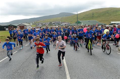 Watch Hundreds Enjoy Mind Your Head Fun Run In Cunningsburgh The