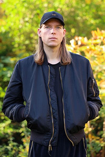 Exclusive Singer Songwriter Max Rieger